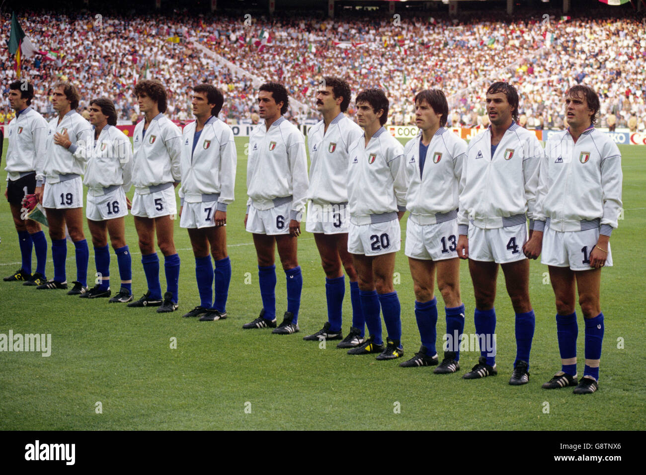 Italia Team line-up (l-r) Dino Zoff (portiere, Capitano), Francesco ...