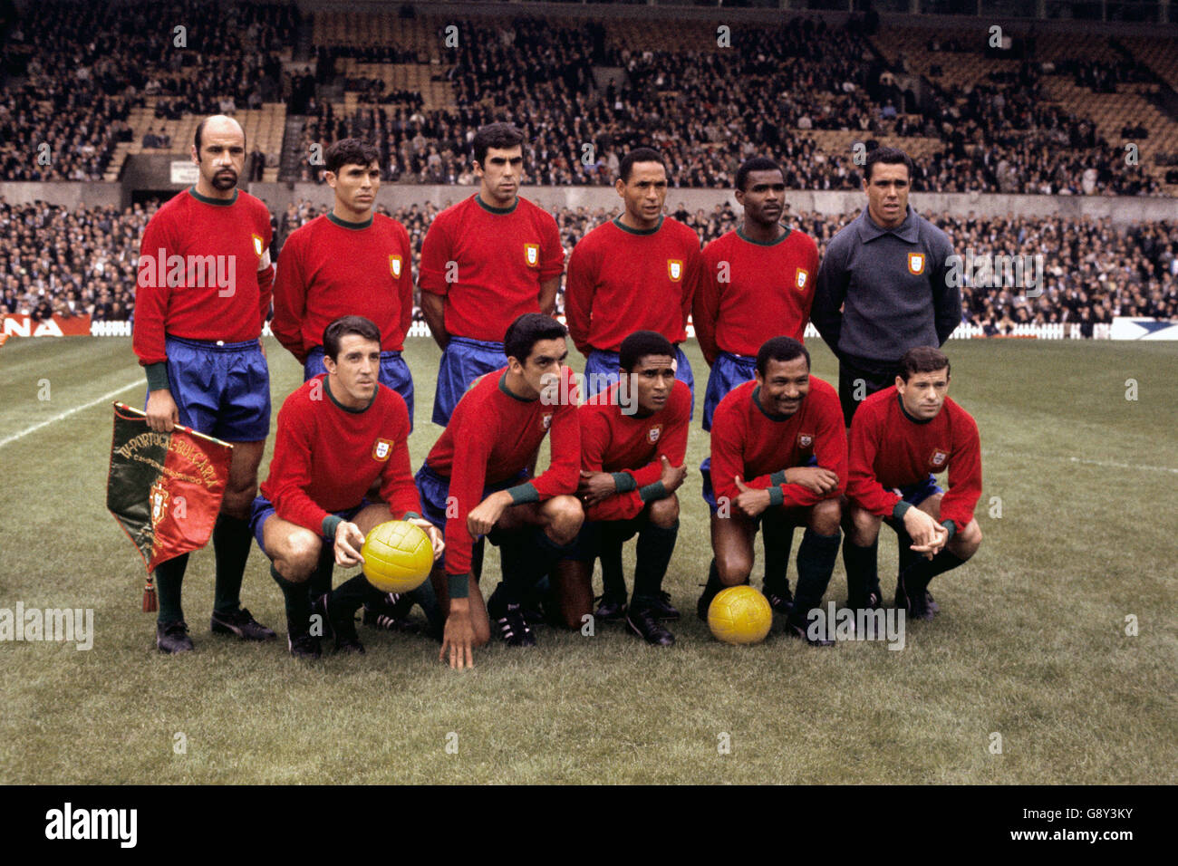Prima fila del gruppo della squadra portogallo immagini e fotografie ...