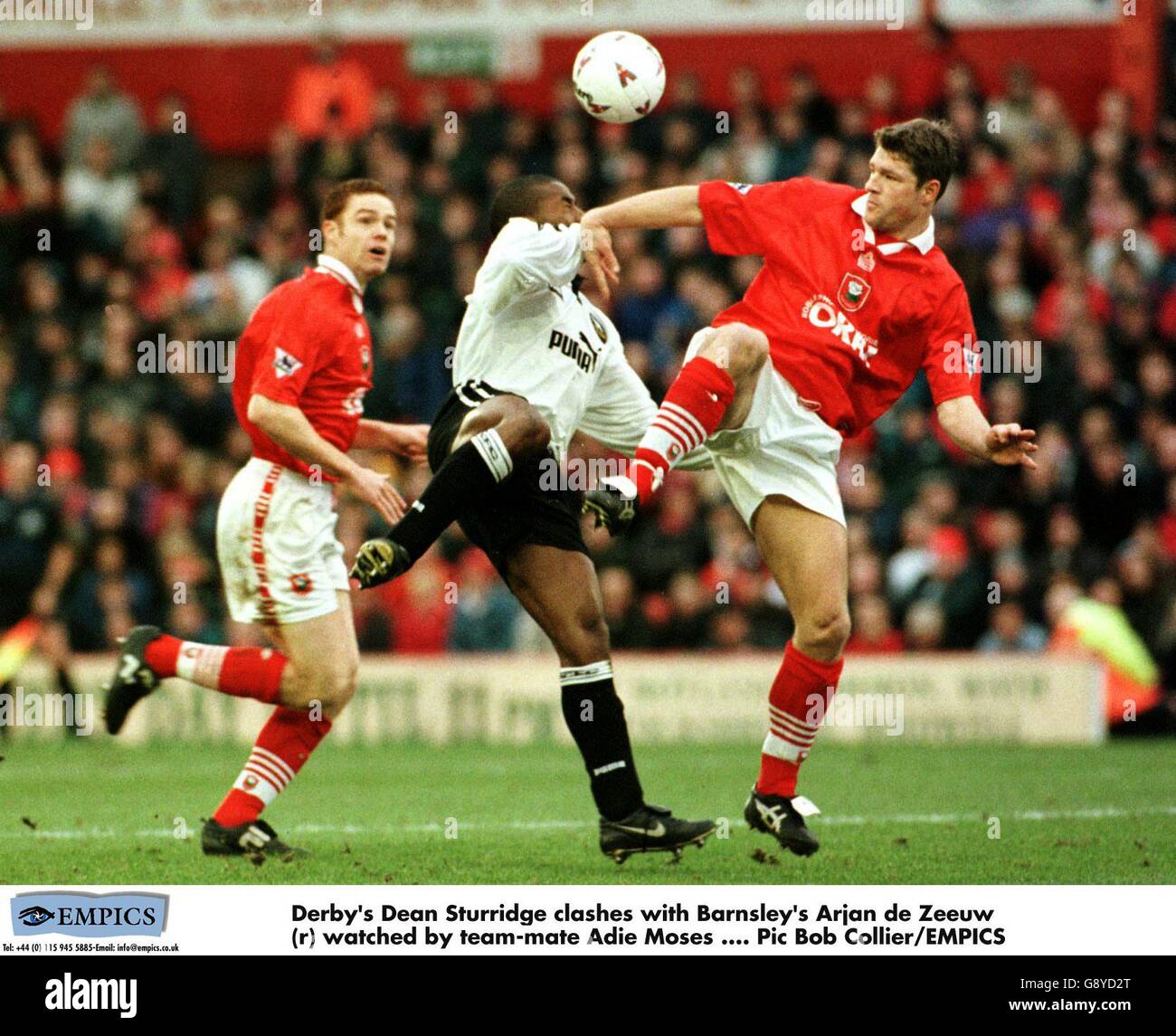 Il Dean Sturridge (centro) della contea di Derby si scontra con l'Arjan ...