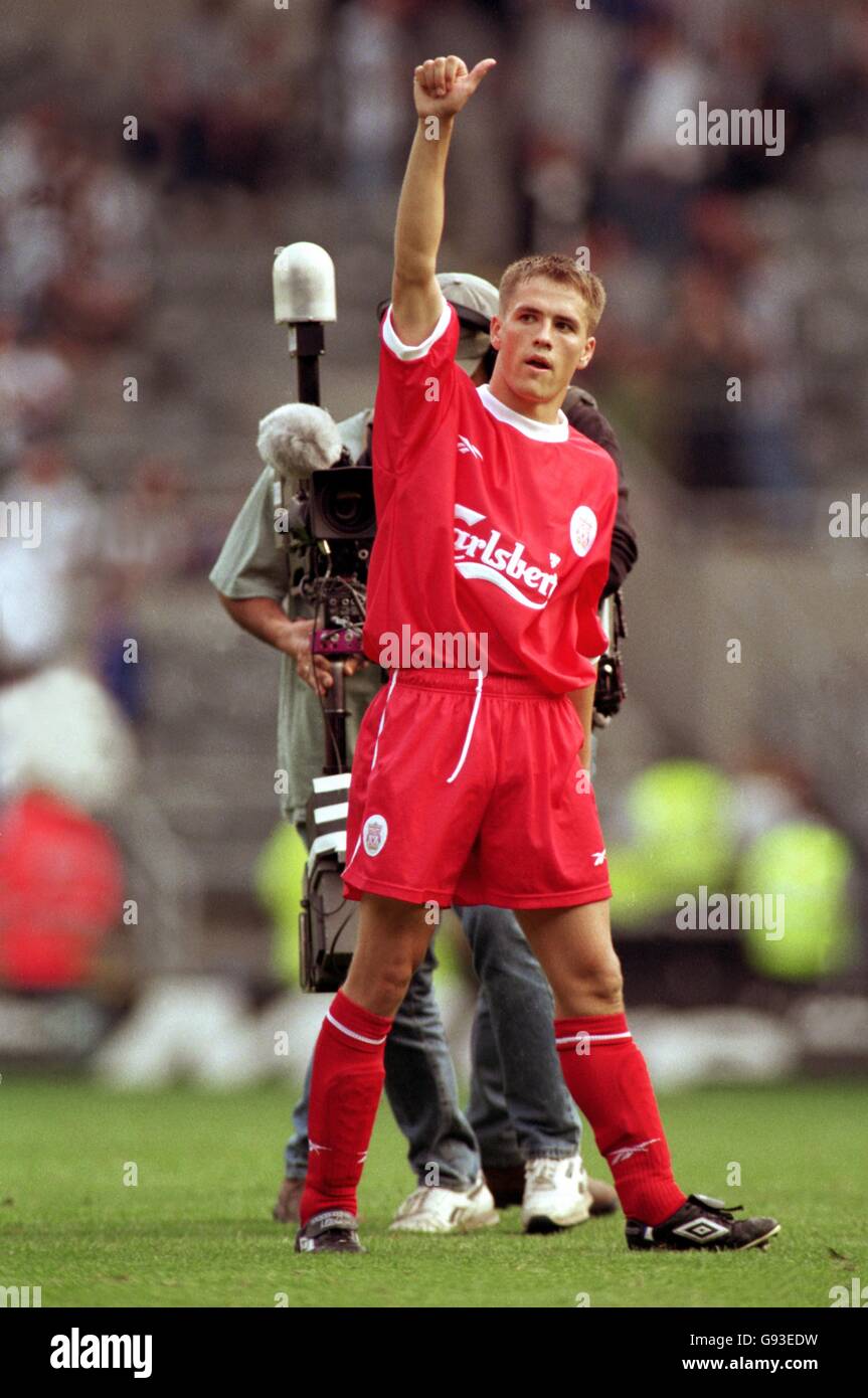 Fan celebrazione pollice in alto calcio immagini e fotografie stock ad ...