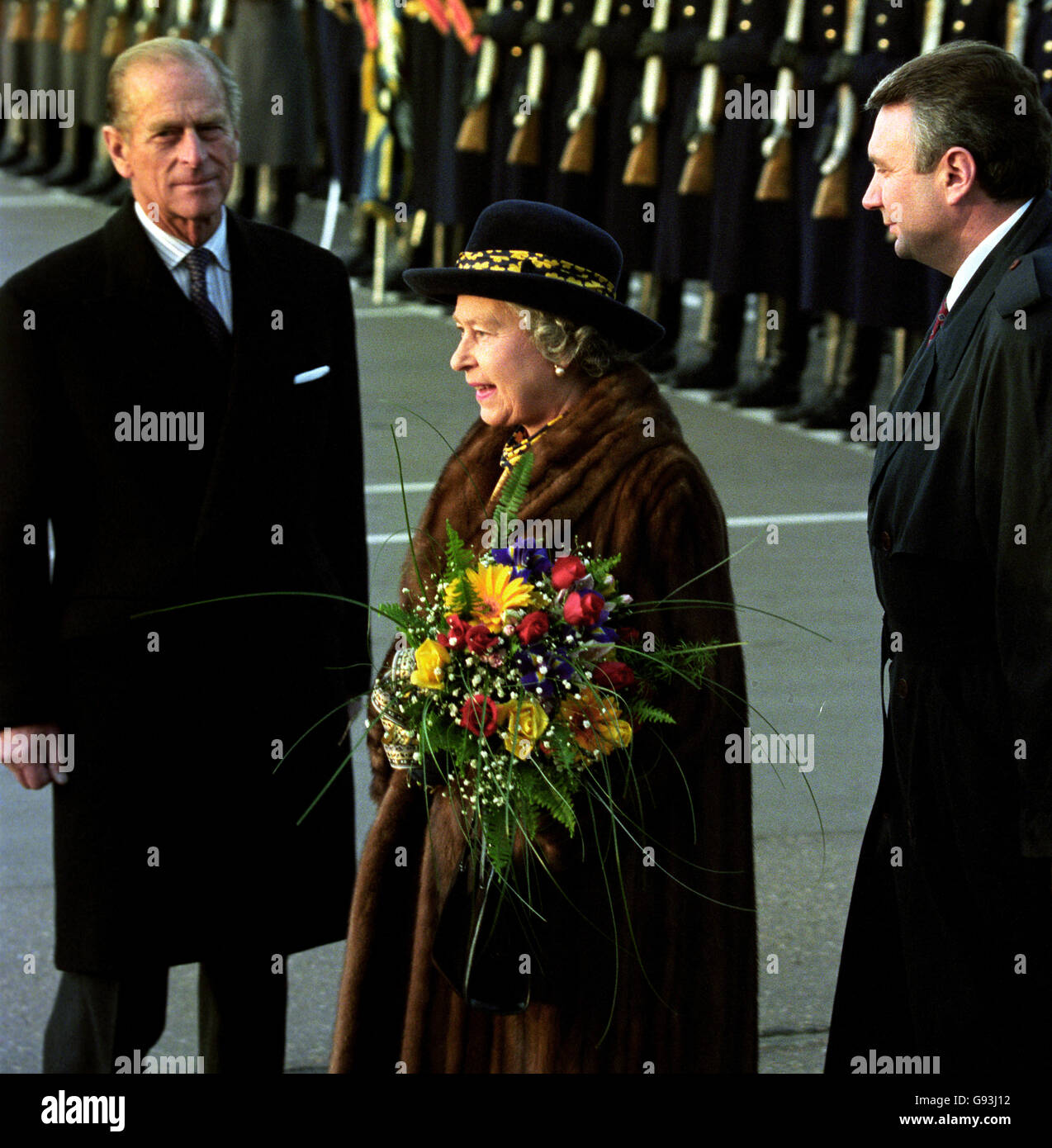 La regina elisabetta ii cammina con suo marito immagini e fotografie ...