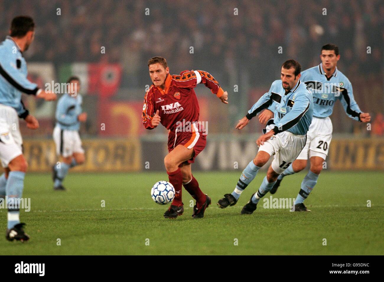 Romas francesco totti scappa lazios giuseppe pancaro immagini e ...