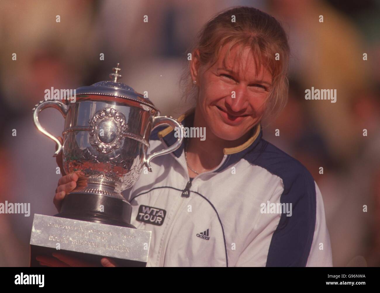 Steffi graf posa con il trofeo del singolare femminile immagini e ...