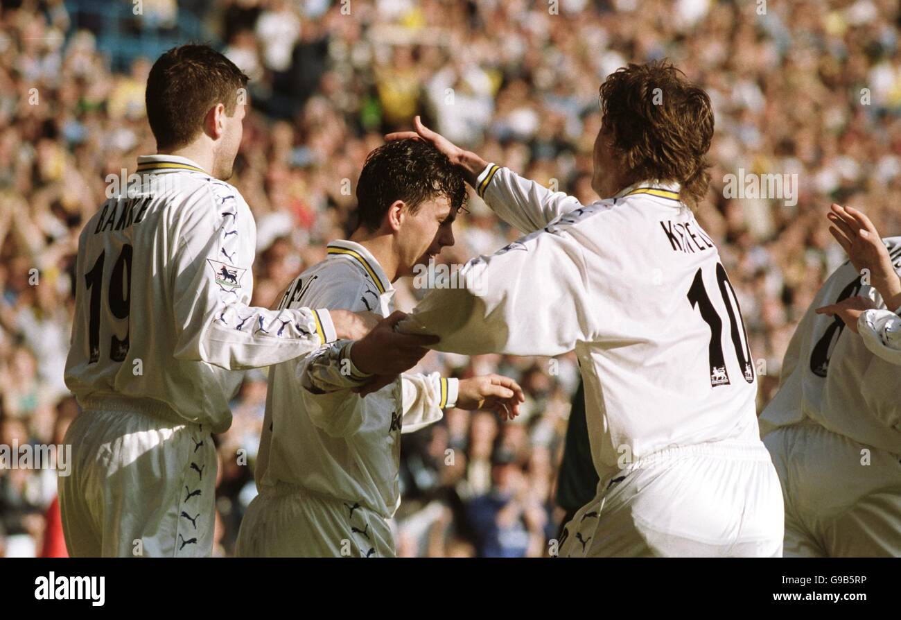 (L-R) Eirik Bakke di Leeds United si congratula con il collega Ian ...