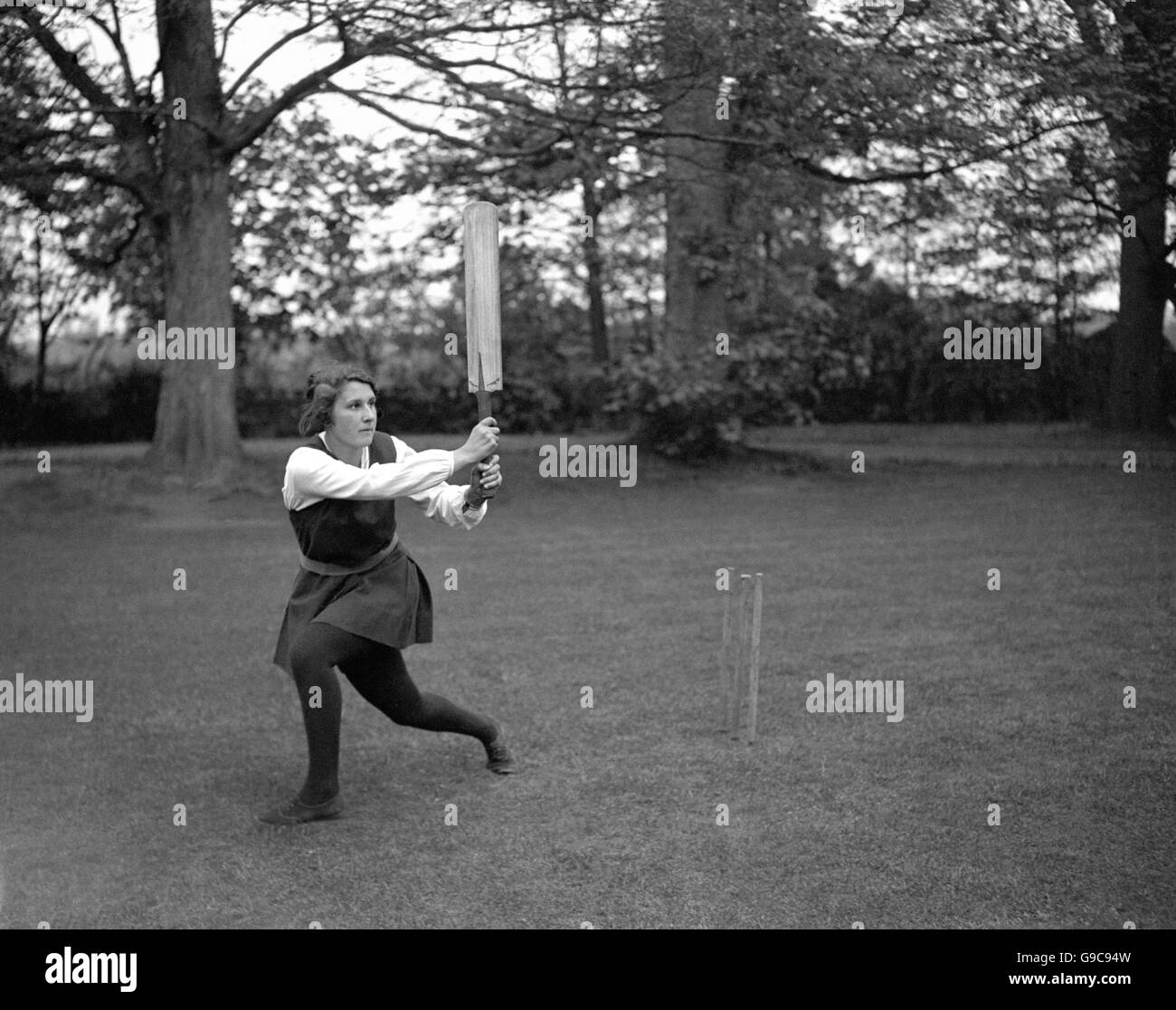 Ragazza che gioca a cricket immagini e fotografie stock ad alta ...