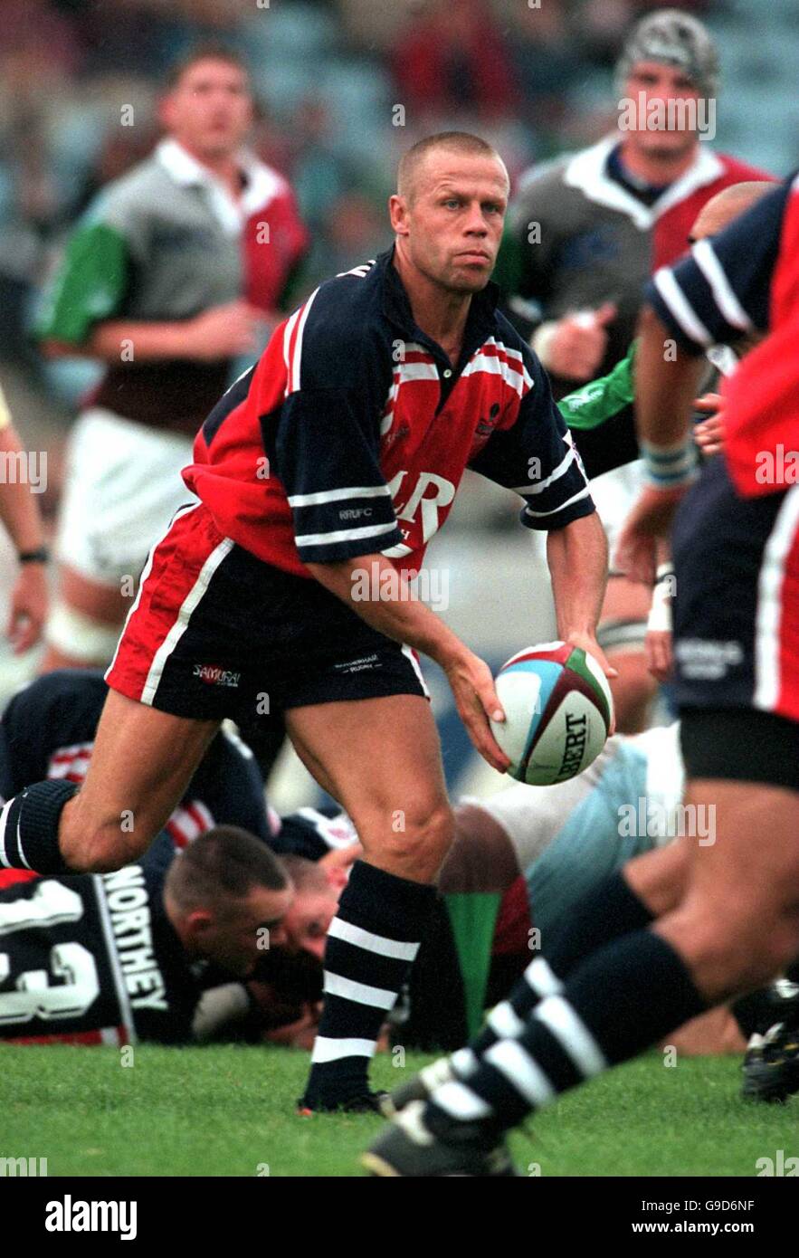 Rotherhams david scully si prepara a passare la palla immagini e ...