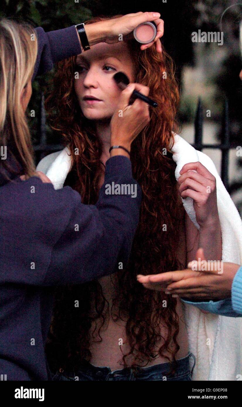 Phoebe Thomas, 23, da Londra, ha il suo make up adattato prima di ...