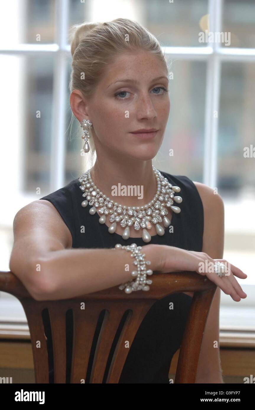 Alexandra Jaffray di Christies modella una perla naturale del golfo e ...