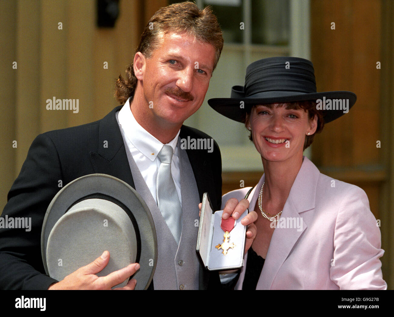 Cricketer ian botham moglie kathy riceve obe queen immagini e ...