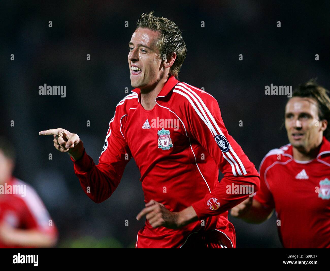 Liverpools peter crouch celebra il punteggio immagini e fotografie ...