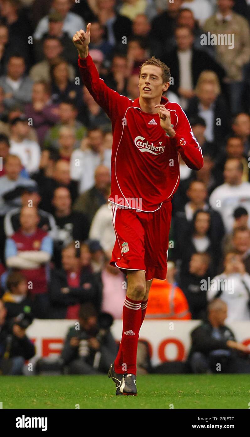 Liverpools peter crouch celebra il punteggio immagini e fotografie ...