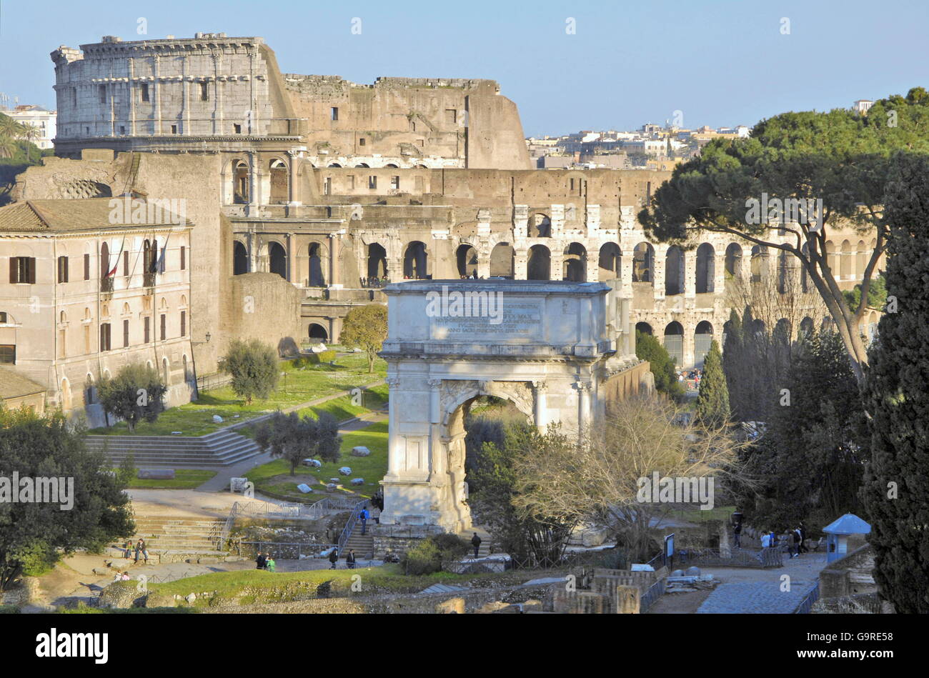Arco di Tito, vista sul Colosseo, Foro Romano, Roma, Italia Foto stock ...