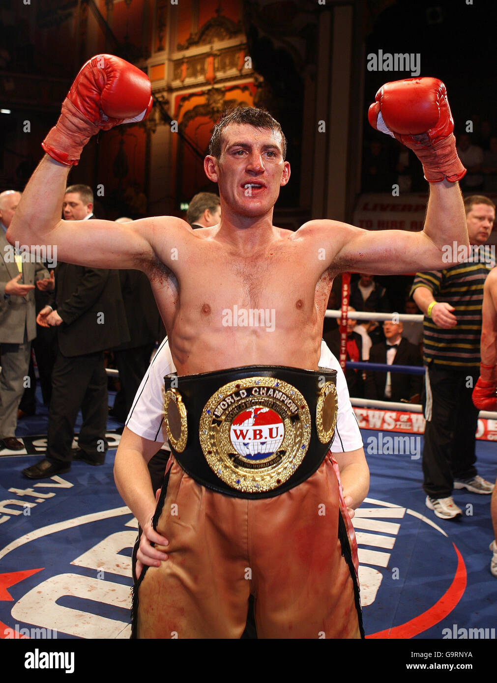 L'inglese Derry Matthews, di Liverpool, celebra la sua vittoria a punti ...