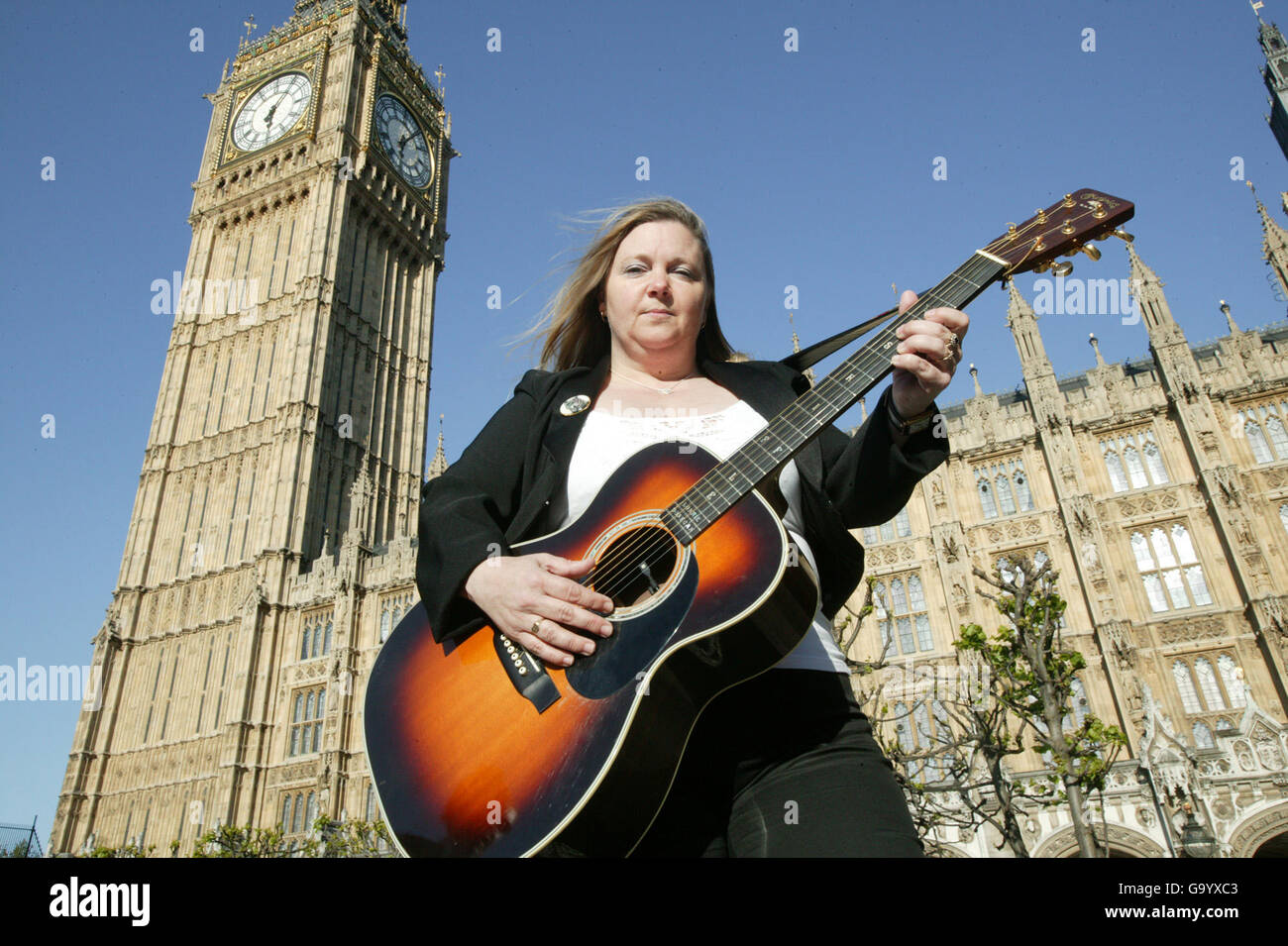 Sharon Donegan, la moglie del compianto Lonnie Donehgan, con una delle ...