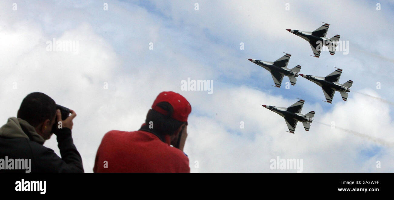 Vista generale gv che guarda lo spettacolo aereo volare esibendosi in ...