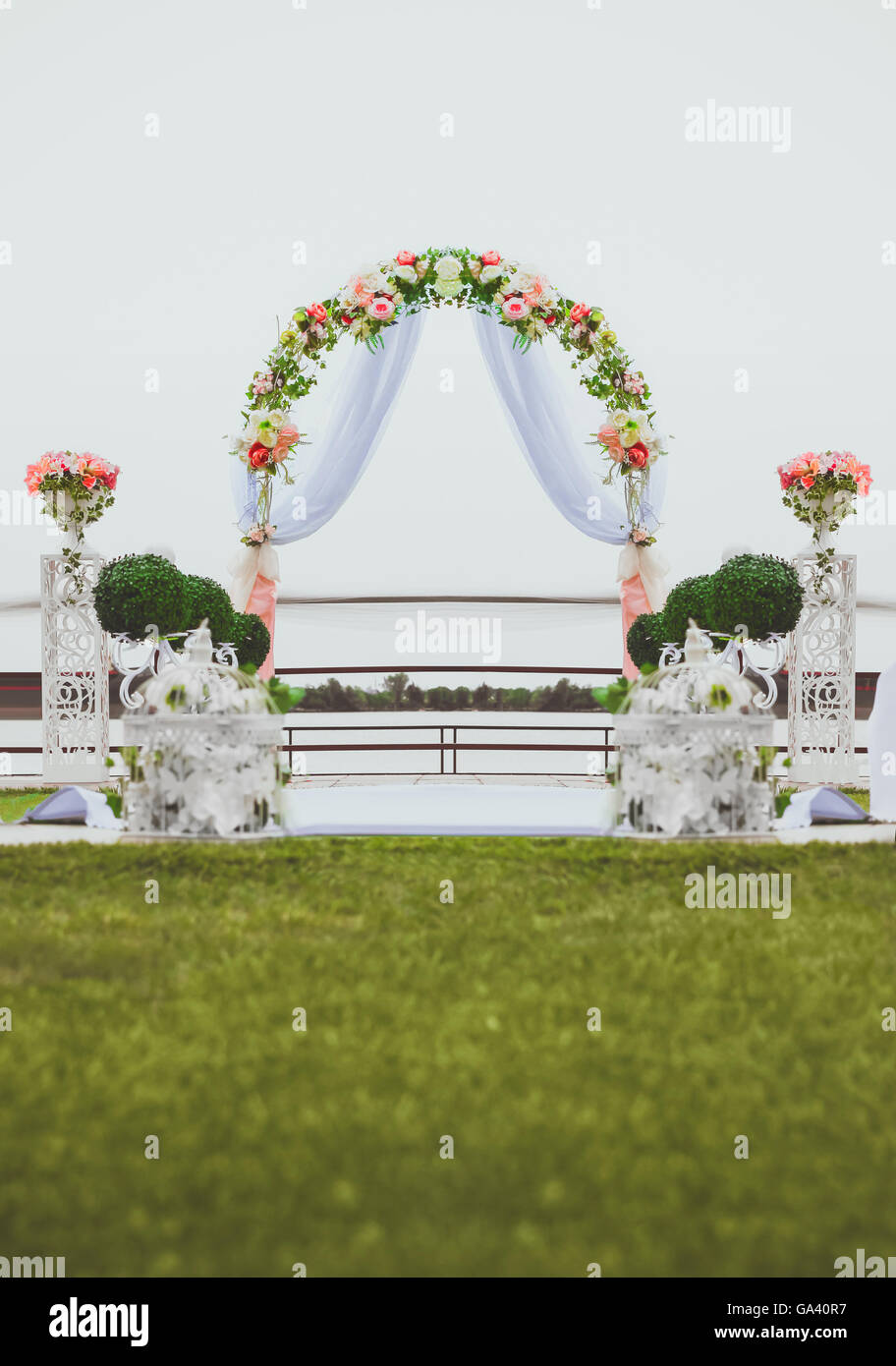 Wedding arch white flowers immagini e fotografie stock ad alta ...