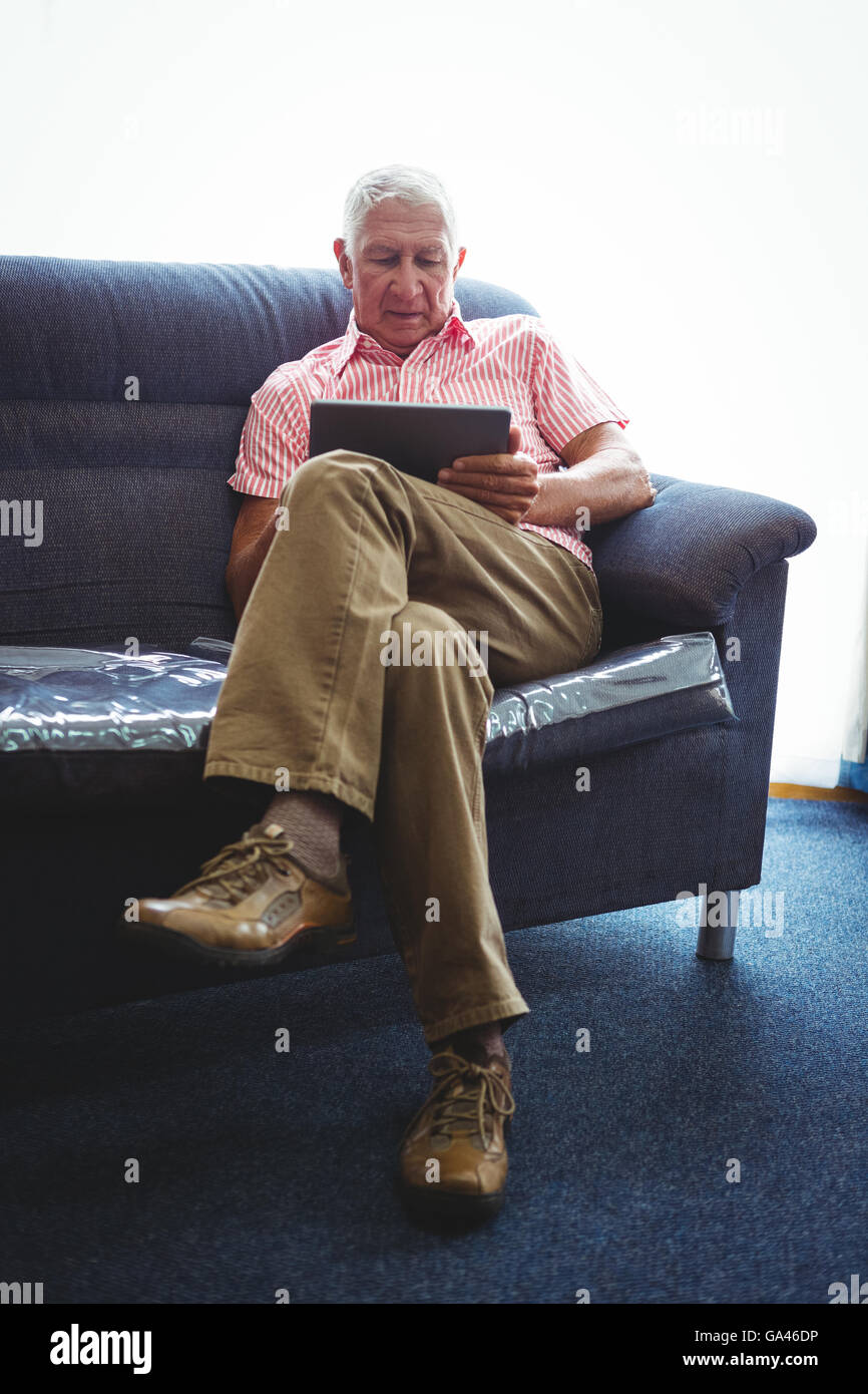 Uomo seduto con le gambe incrociate immagini e fotografie stock ad alta risoluzione - Alamy