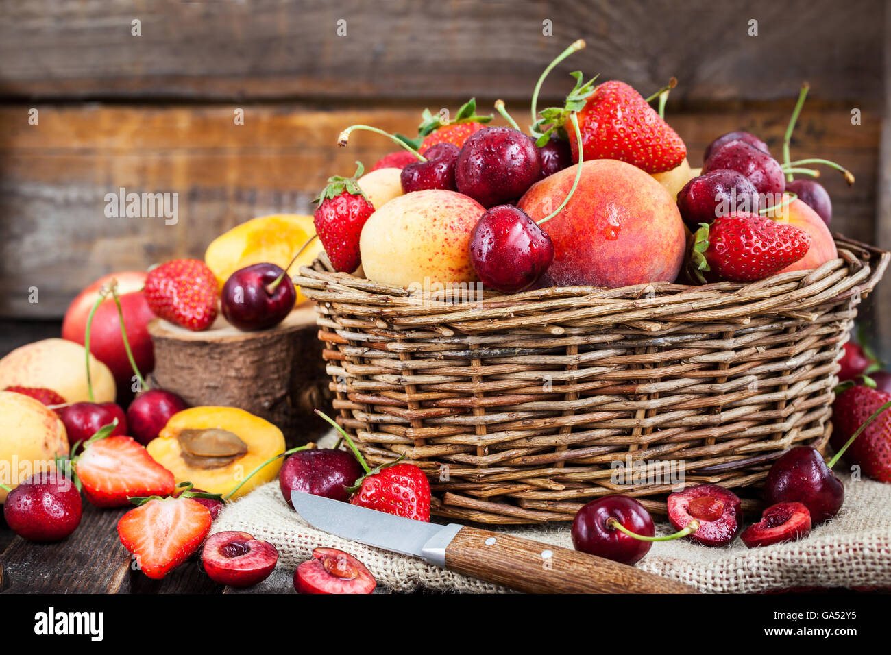Matura fresca estate di bacche e frutta (pesche, albicocche, ciliegia e ...