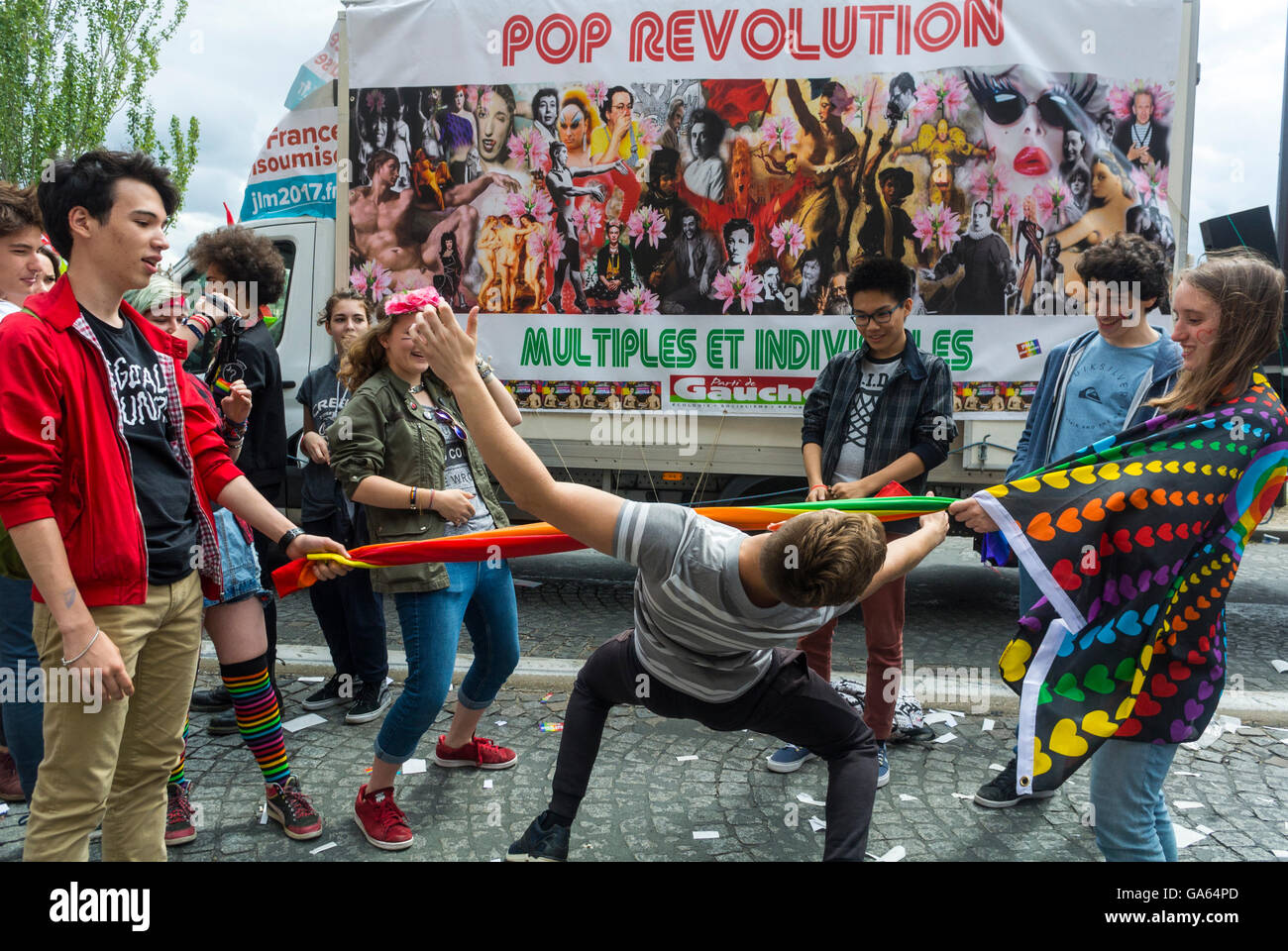 Parigi, Francia, gruppo francese di adolescenti diversi, giocando a Gay ...