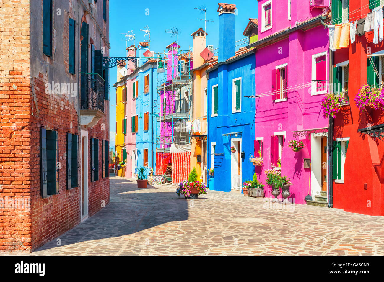 Vecchie case colorate immagini e fotografie stock ad alta risoluzione ...