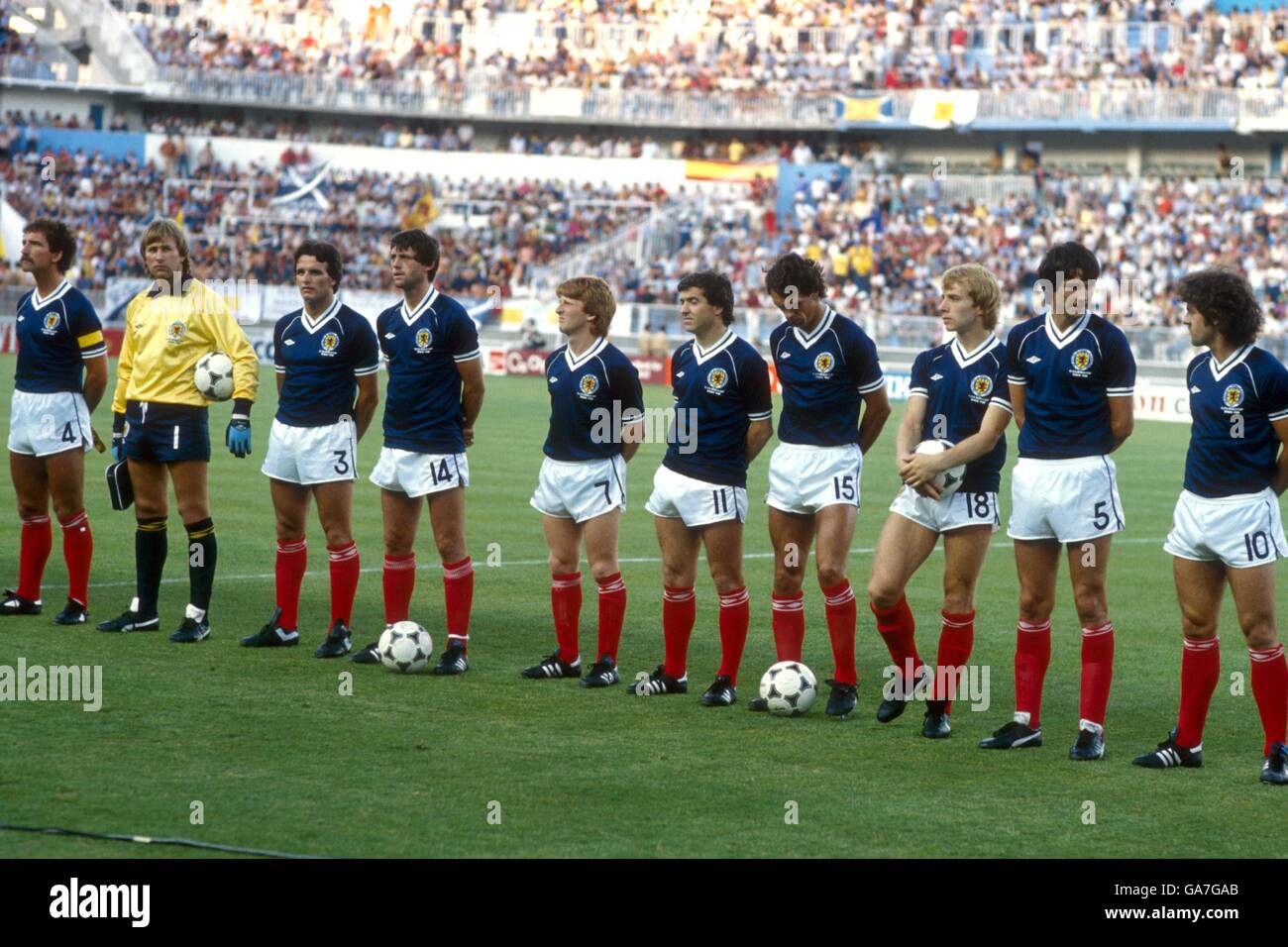 (L-R) formazione di squadre scozzesi: Graeme Souness, Alan Rough, Frank ...