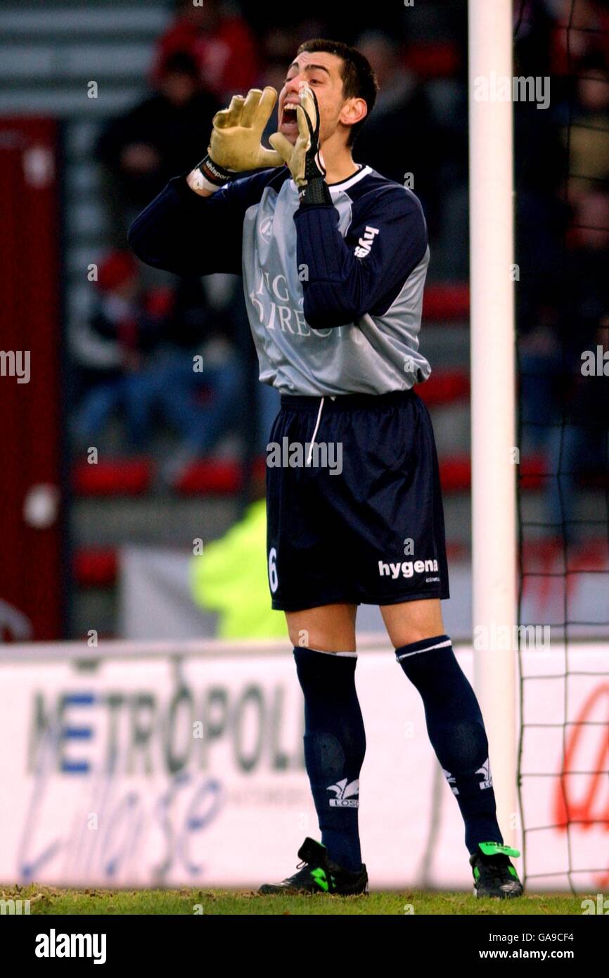 Il portiere di lilles gregory malicki grida ordini ai suoi compagni di ...