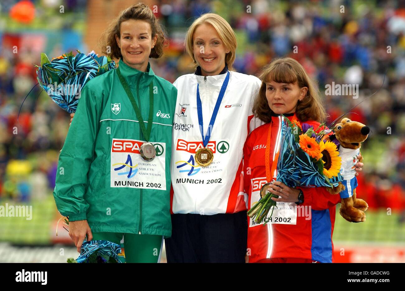 Paula Radcliffe della Gran Bretagna celebra la sua medaglia d'oro con ...