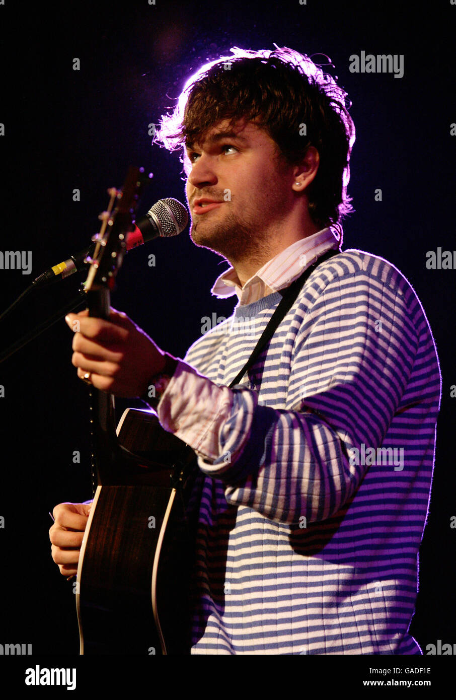 Jack penate si esibisce sul palco della union chapel di islington ...
