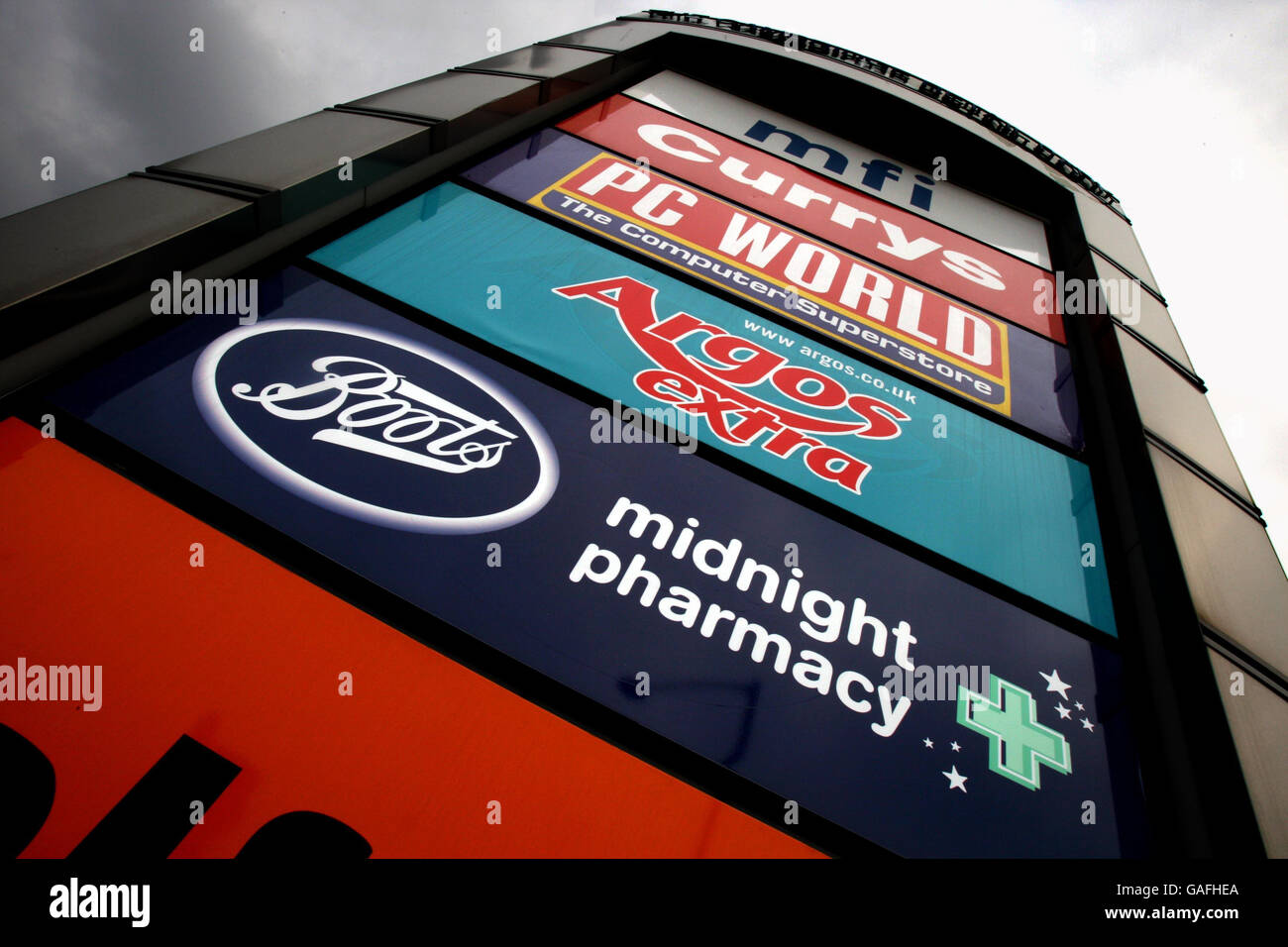 Vista generale della segnaletica al Cambridge Retail Park di Cambridge ...