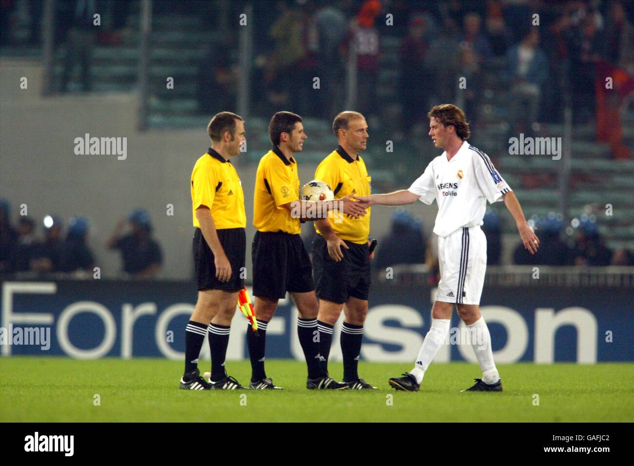 Arbitro markus merk e assistente arbitro christian schraer immagini e ...