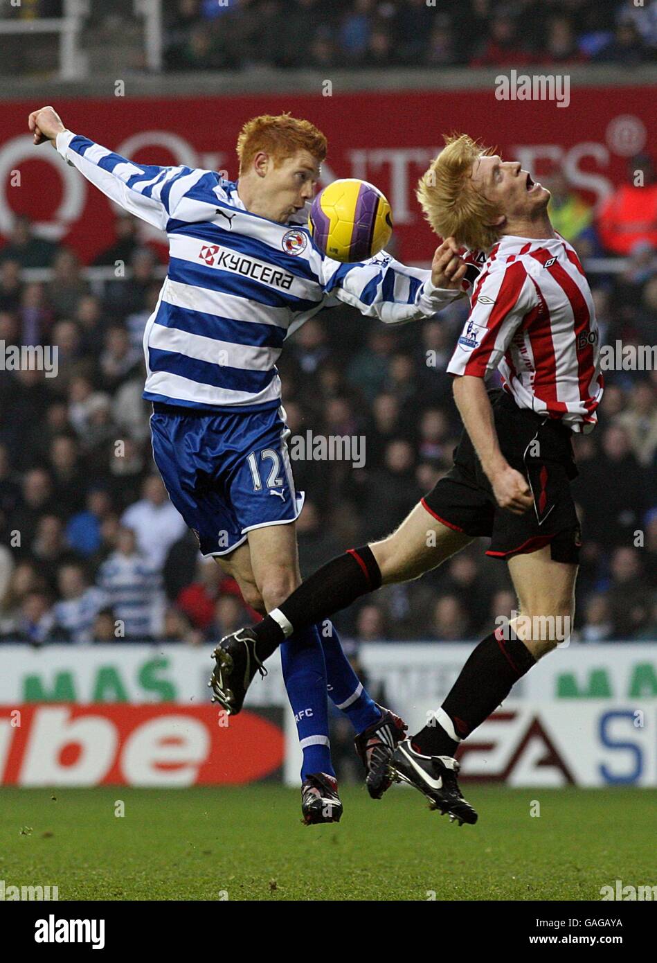 Paul McShane di Sunderland (a destra) e Dave Kitson di Reading ...