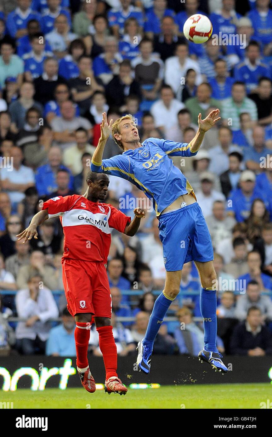 Middlesbroughs justin hoyte portsmouths peter crouch battaglia per la ...