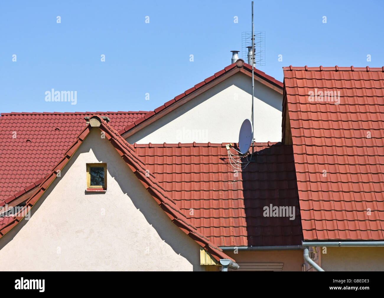 Case bianche con tetti di tegole rosse immagini e fotografie stock ad ...