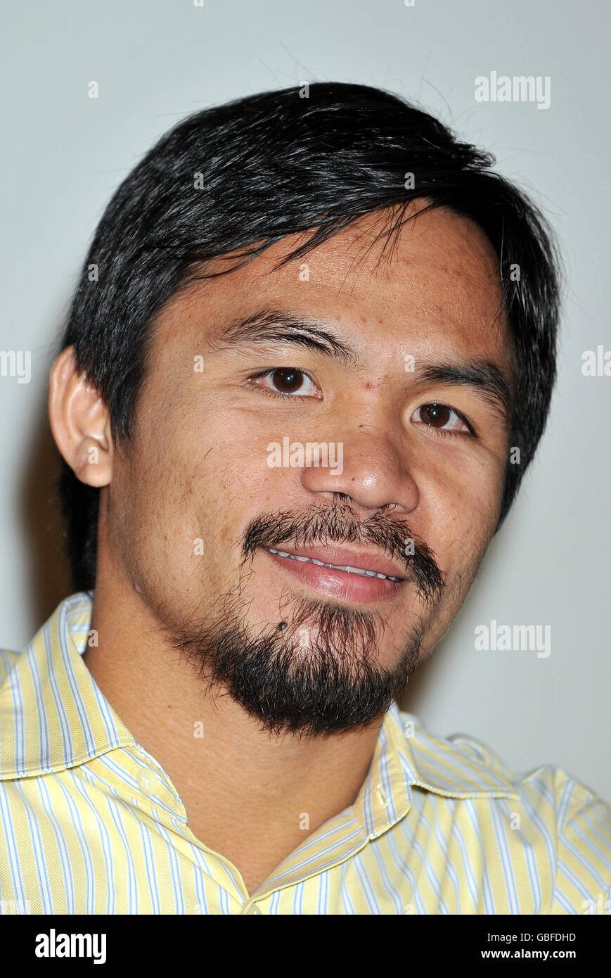 Colpo alla testa colpo alla testa ritratto contatto visivo sorridente ...