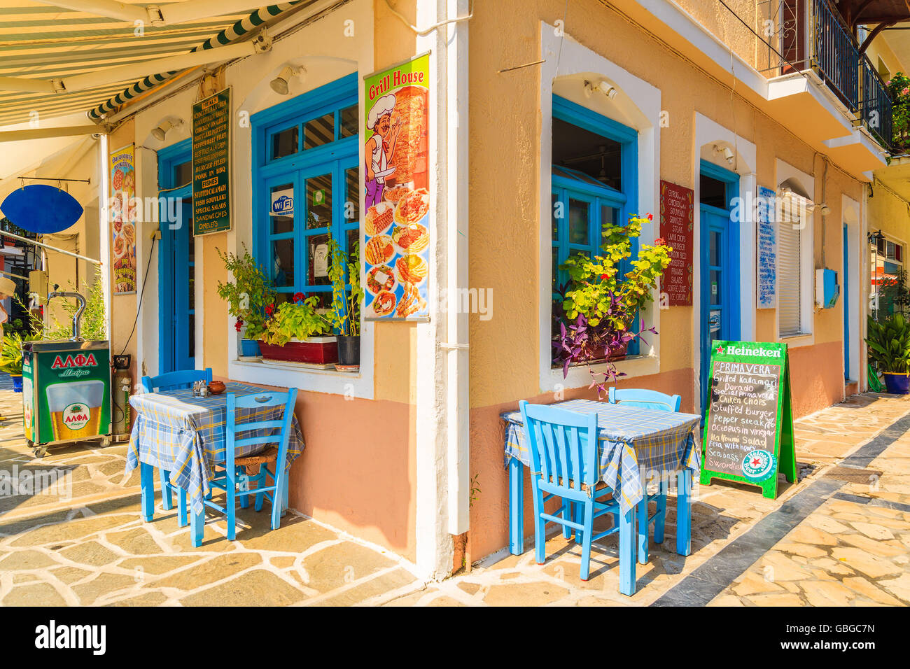 KOKKARI TOWN, isola di Samos - Sep 19, 2015: sedie con tavoli in tipica ...