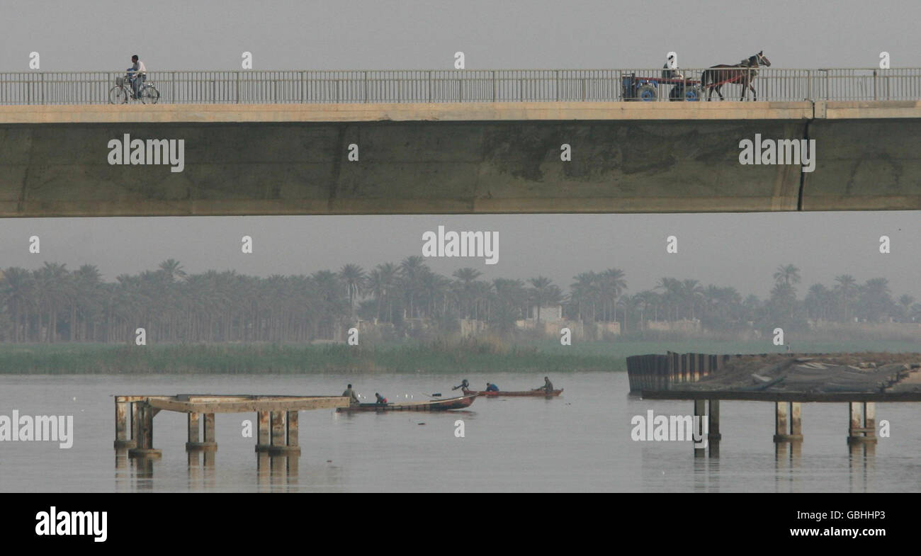 Una visione generale del canale Shatt al Arab a Basra, Iraq, all'alba ...