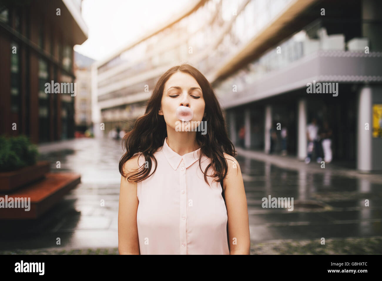 Soffiando gomma da masticare immagini e fotografie stock ad alta ...