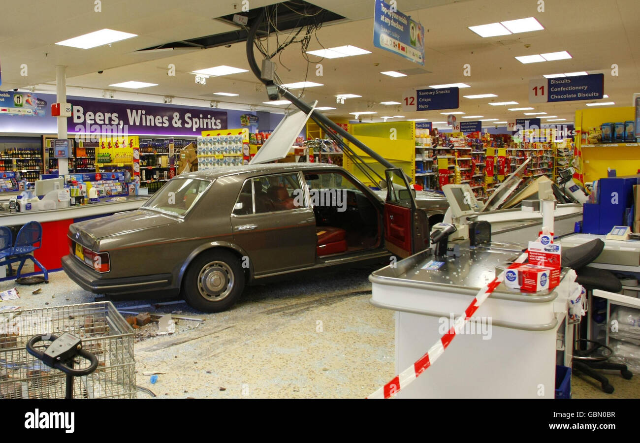 Un'auto Rolls Royce dopo che ha sbattuto attraverso la finestra del ...