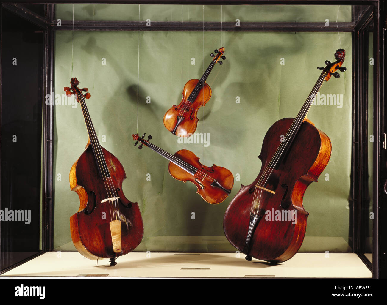 Strumenti ad arco immagini e fotografie stock ad alta risoluzione - Alamy