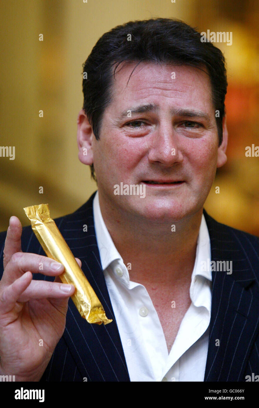 Wispa gold chocolate bar immagini e fotografie stock ad alta ...