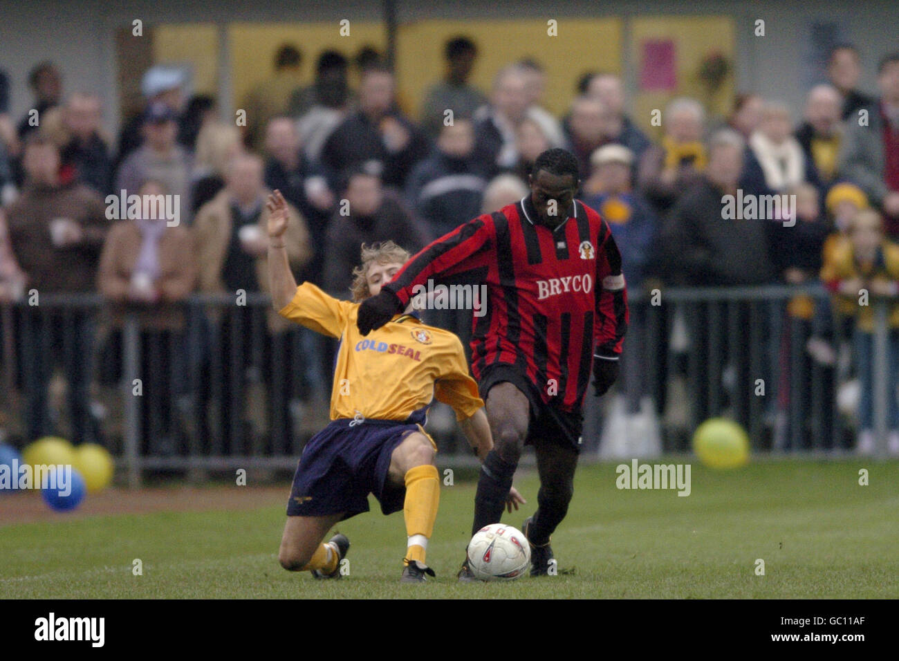 Slough towns alex yeadings michael barima battaglia per la palla ...