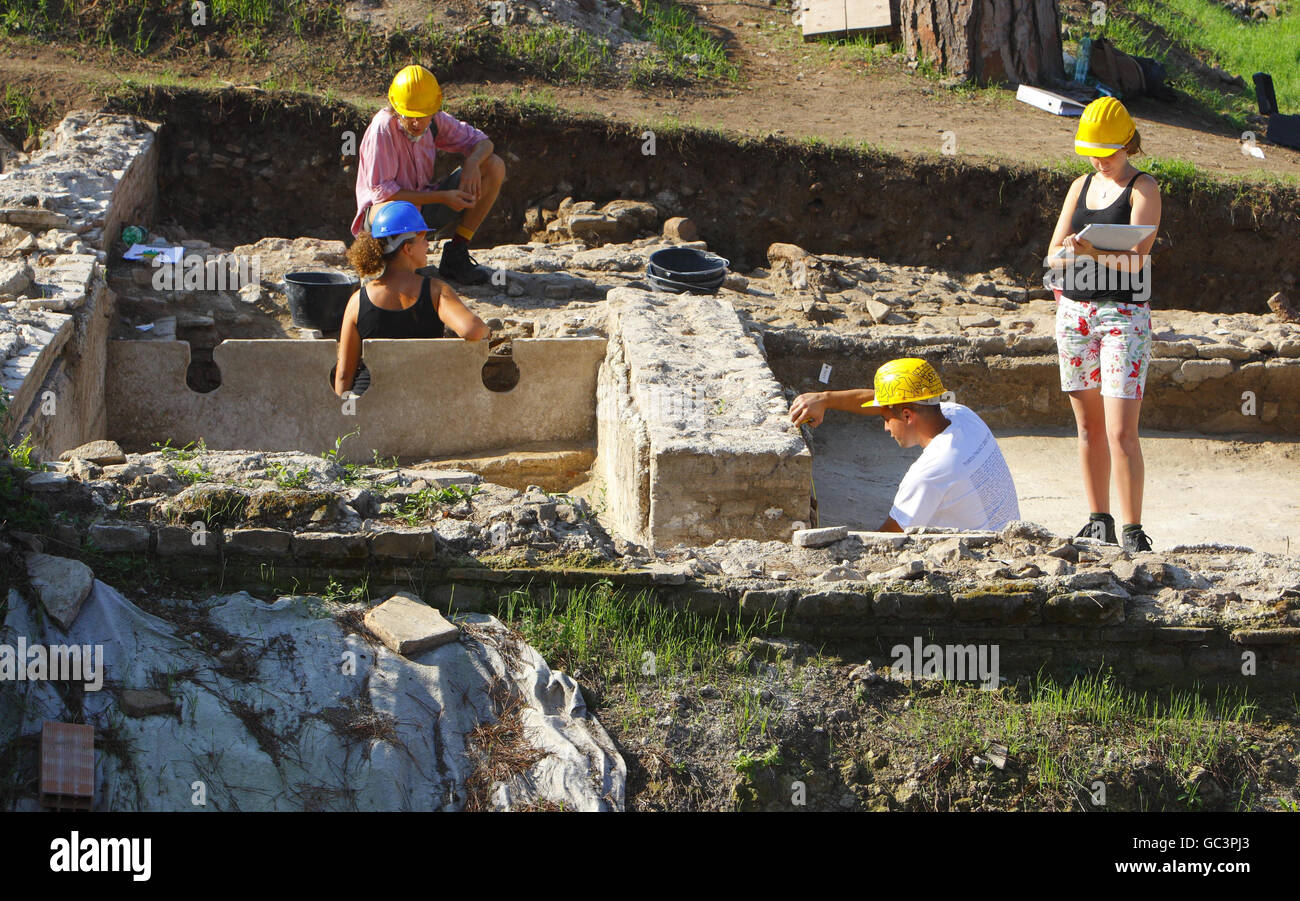 Archeologi britannici riportano alla luce l'anfiteatro romano immagini ... Archeologi britannici riportano alla luce l'anfiteatro romano immagini ...