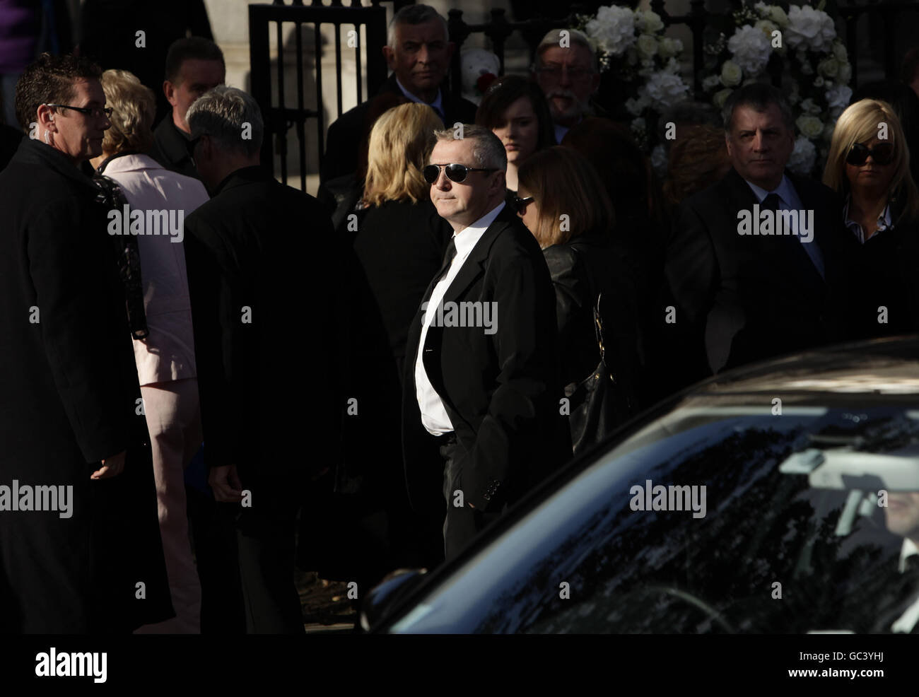 Louis walsh in arrivo funerale stephen gately chiesa di st laurence ...