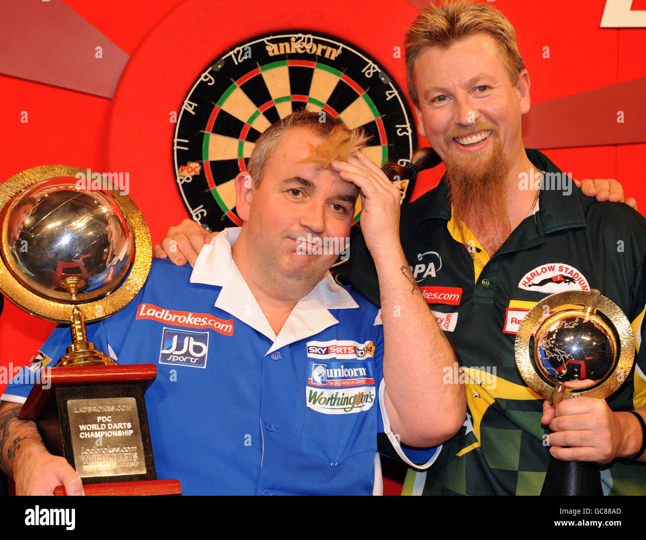 Freccette sportive che celebrano phil taylor immagini e fotografie ...