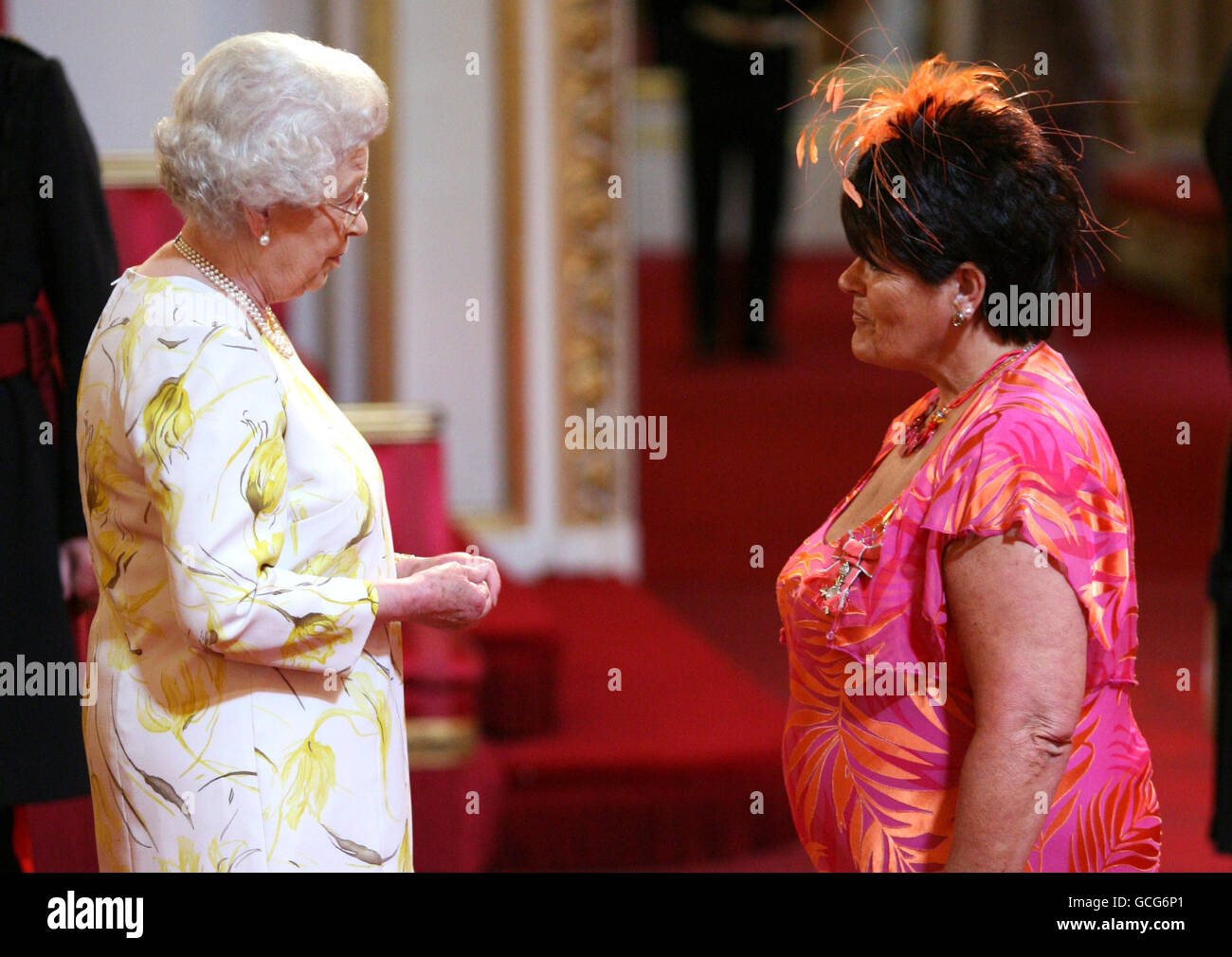 Riceve mbe britains la regina elisabetta ii investiture buckingham ...