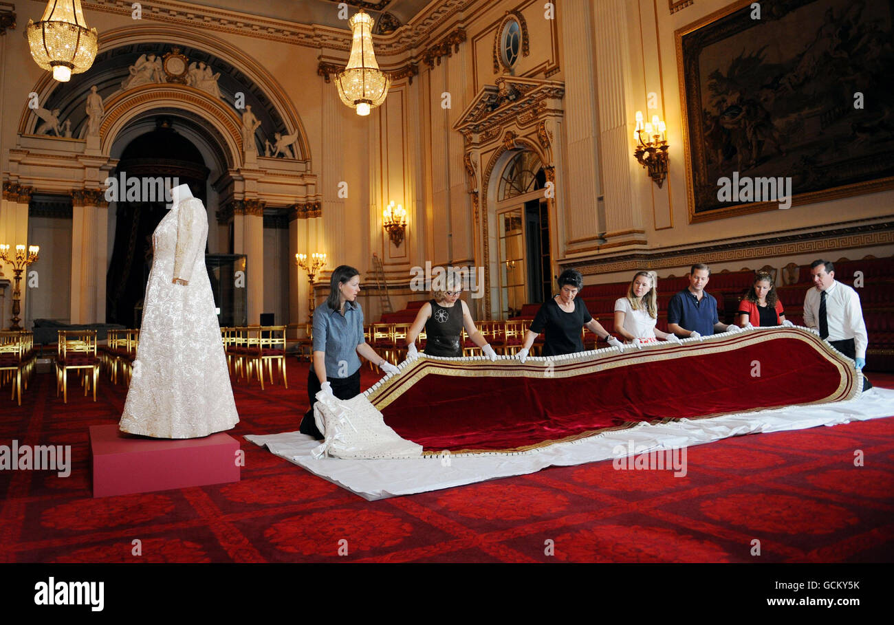 Il personale della Royal Collection con la Robe of state della Regina ...