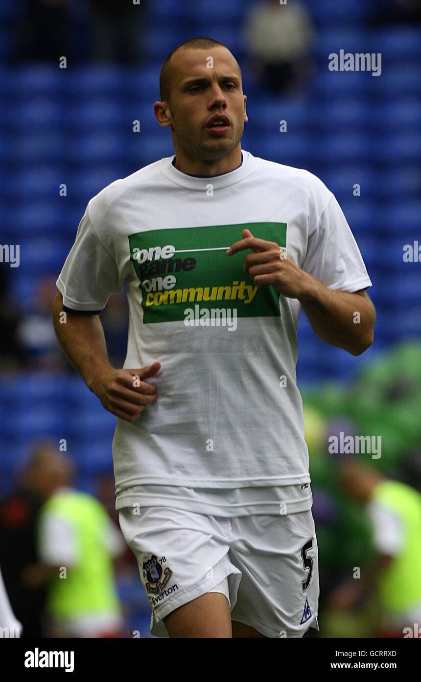 Evertons johnny heitinga durante il riscaldamento pre partita immagini ...