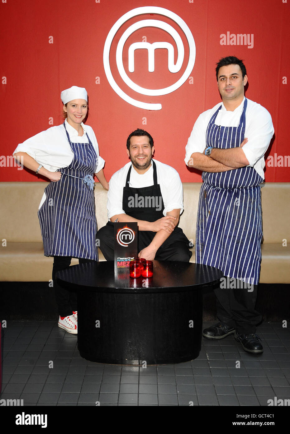 Showbiz masterchef grembiule a figura intera sorridente contatto visivo ...