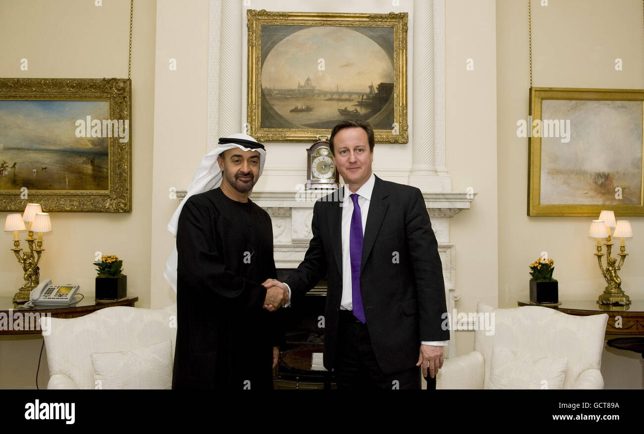 Il primo ministro David Cameron (a destra) saluta sua altezza il ...