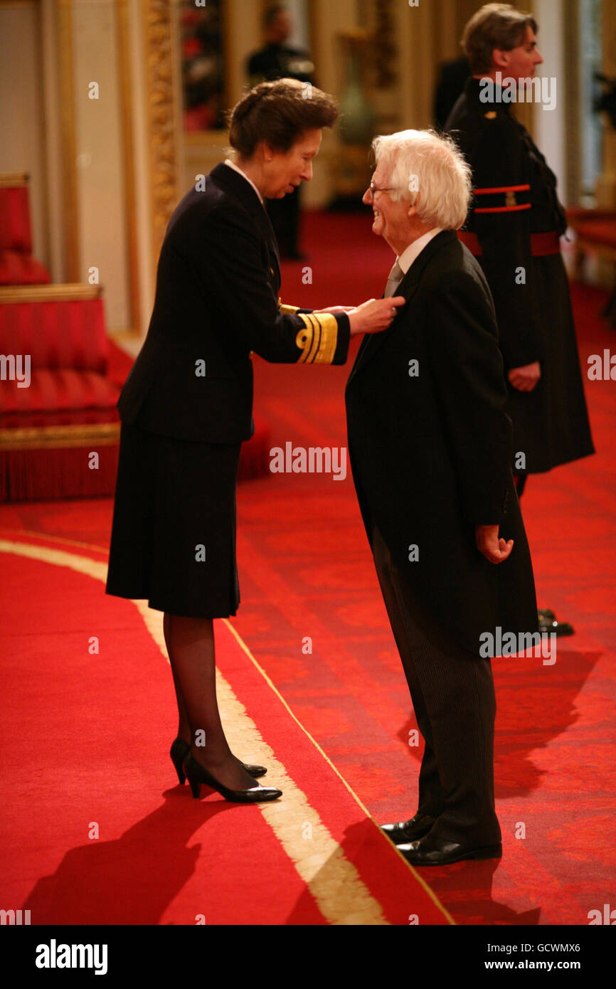 Il professor kenneth london ha reso obe dalla principessa royal ...